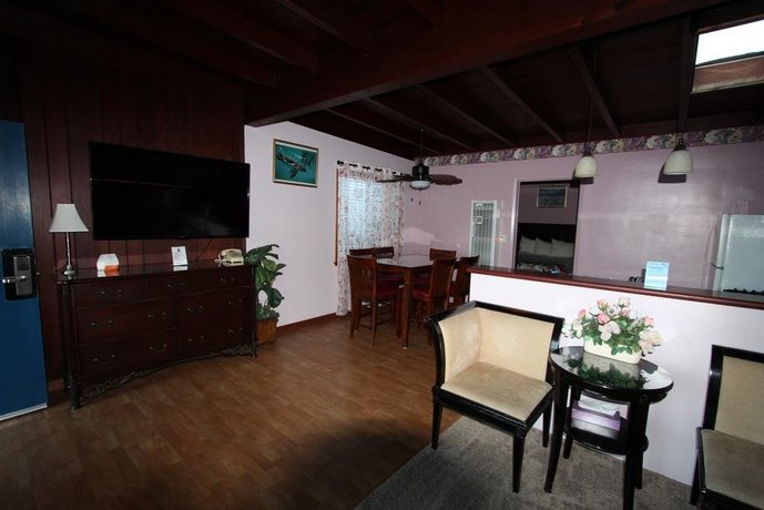 Edgewater Beach Inn & Suites,Santa Cruz:Photos,Reviews,Deals